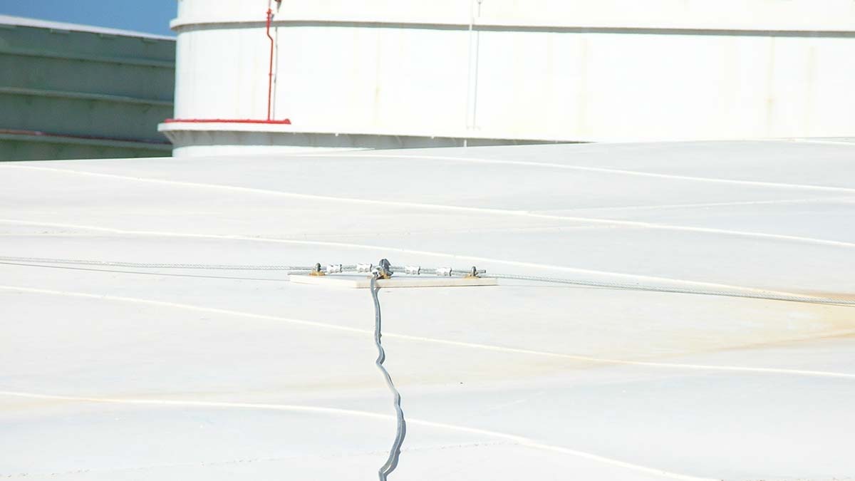 Fall Protection for Petrochemical - Flexible Lifeline Systems