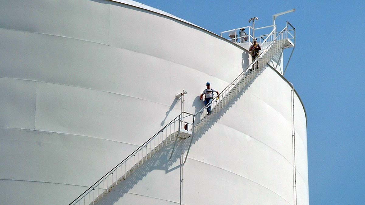 Fall Protection for Petrochemical - Flexible Lifeline Systems